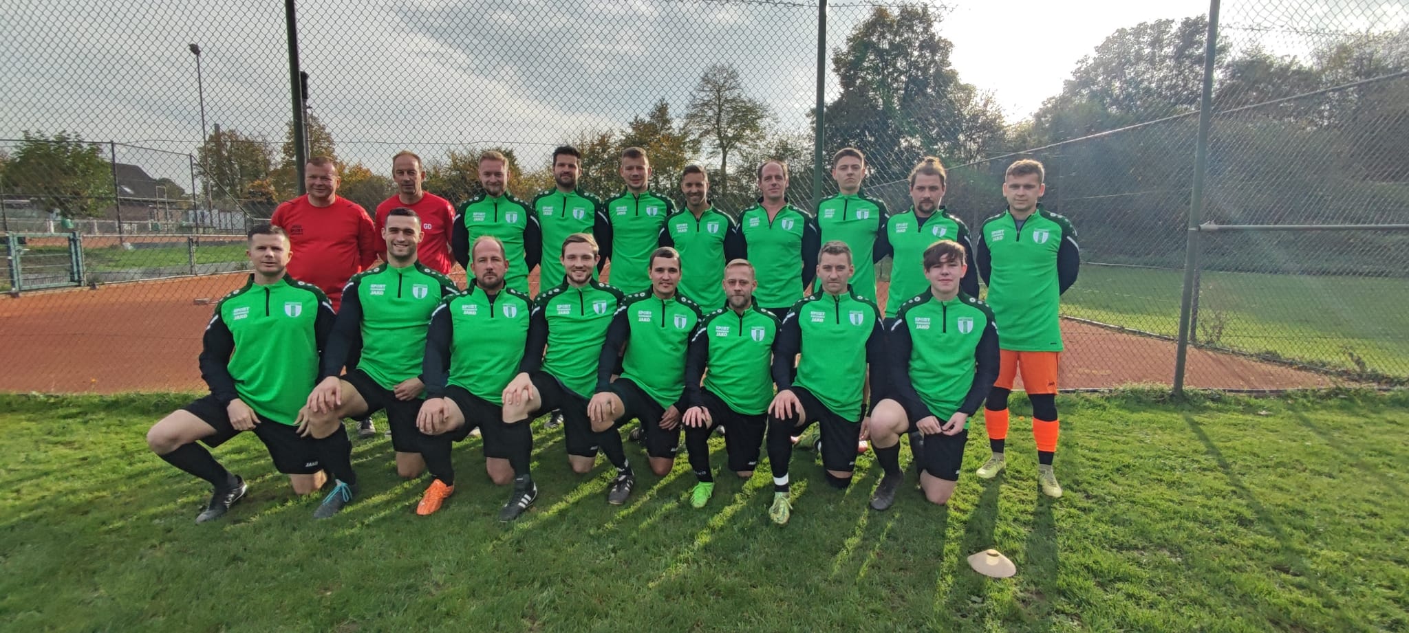 Unsere 1. Herrenmannschaft darf sich über neue Pullover freuen ...